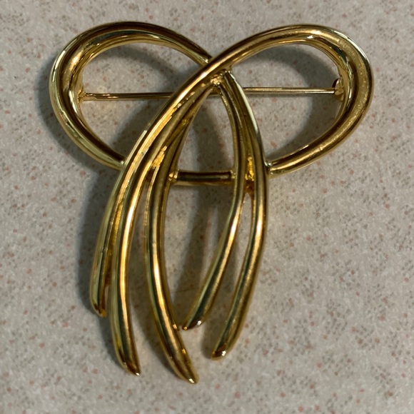 Trifari | Jewelry | Vintage Trifari Gold Knot Broach 374 | Poshmark